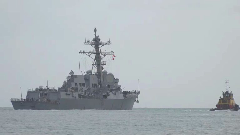 Estados Unidos posiciona un destructor lanzamisiles a 111 km de Cuba