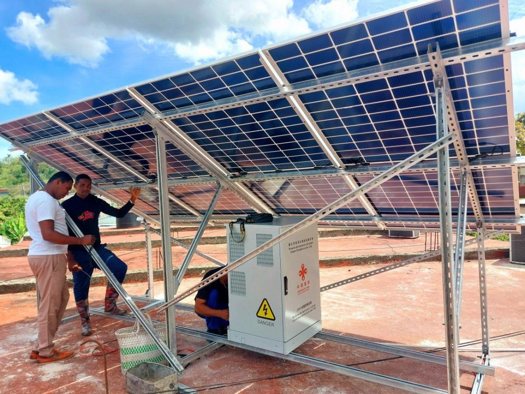 España sigue con el régimen: paga paneles solares para centros de salud